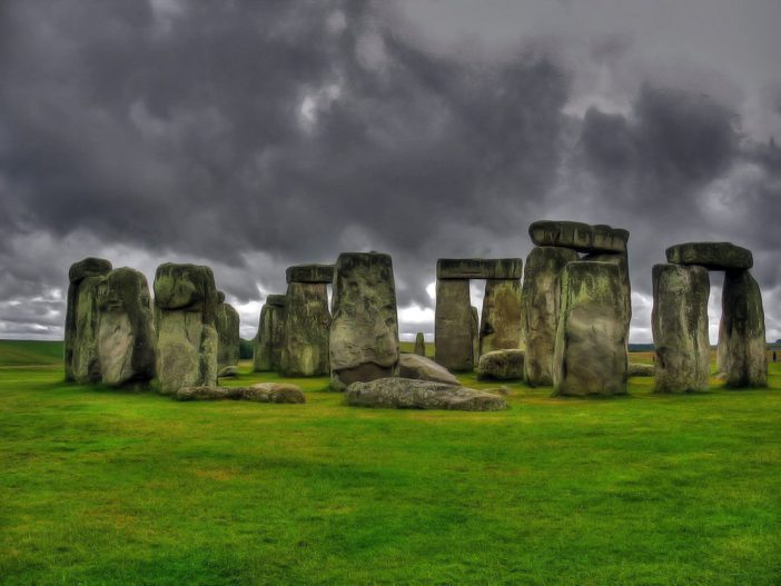 Homes of Neolithic builders recreated at Stonehenge | Descrier News